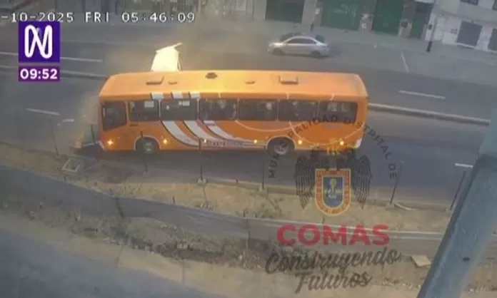 Choque en Comas entre bus y combi deja heridos