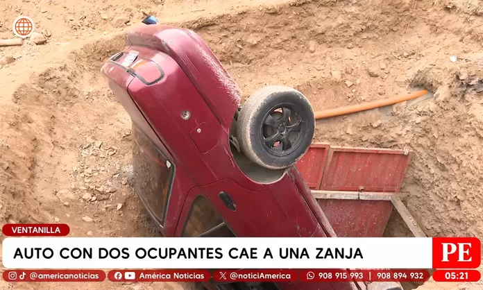 Ventanilla: Auto cayó en zanja de obras de agua
