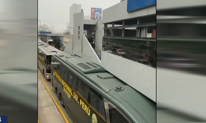 Bus de la PNP atascado en Javier Prado fue retirado