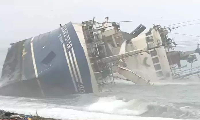 Callao: barco encalla por fuerte oleaje