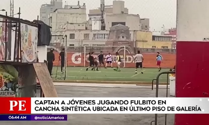 Cercado de Lima: Captan a jóvenes jugando fulbito en cancha sintética