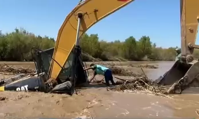 Chiclayo: Maquinaria pesada se hundió en el río Reque