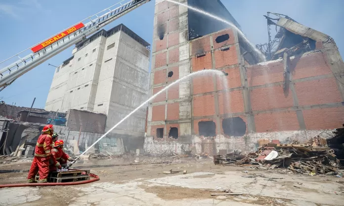 Declaran emergencia en Barrios Altos tras incendio