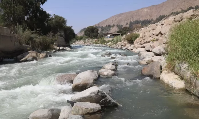 Río Rímac se desborda e inunda acceso a SJL
