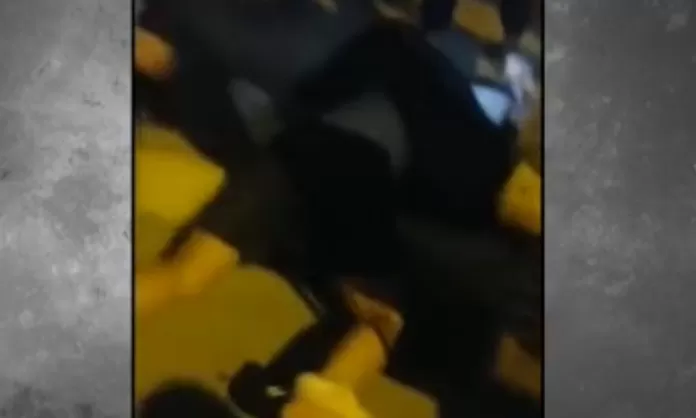 Escolares y madres de familia pelean en los exteriores de colegio en ...