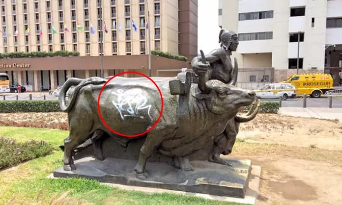 La histórica escultura "La Yunta" fue garabateada por extraños