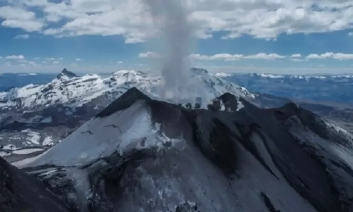 Arequipa: Volcán Sabancaya en alerta naranja por erupción