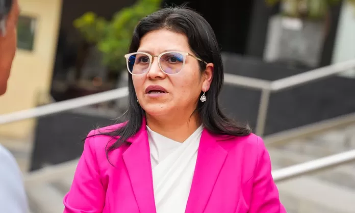 Amonestan a Janet Rivas por caso trabajadora fantasma