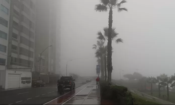 Lima soporta intensa llovizna desde la madrugada