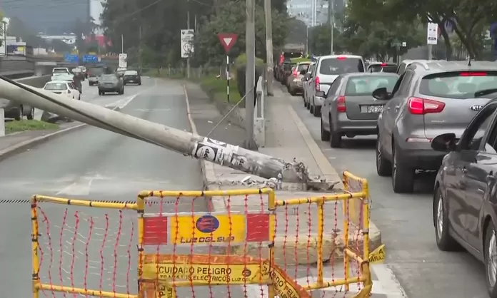 Lince: Auto derribó poste en ingreso a vía Expresa