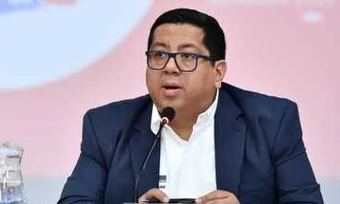 Alex Contreras da positivo a COVID-19, según informó el MEF