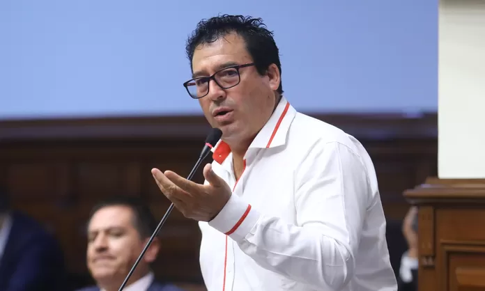 Parlamentario Edwin Martínez tildó de timorato al presidente del Congreso