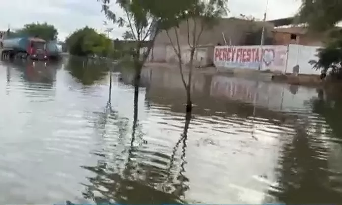 Piura Intensas Lluvias Inundan Calles Del Distrito 26 De Octubre