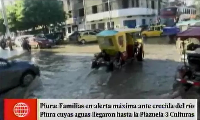 Piura Intensas Lluvias Inundan Calles Del Distrito De Castilla