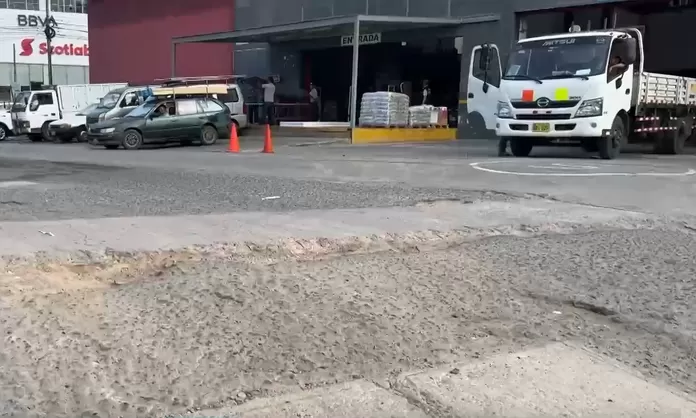 Mal estado de pistas en calle Carlos Mariotti causa problemas a ...