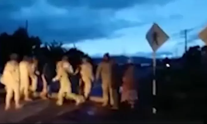Personal del Ejército continúa despejando carreteras bloqueadas Personal del Ejército continúa despejando carreteras bloqueadas