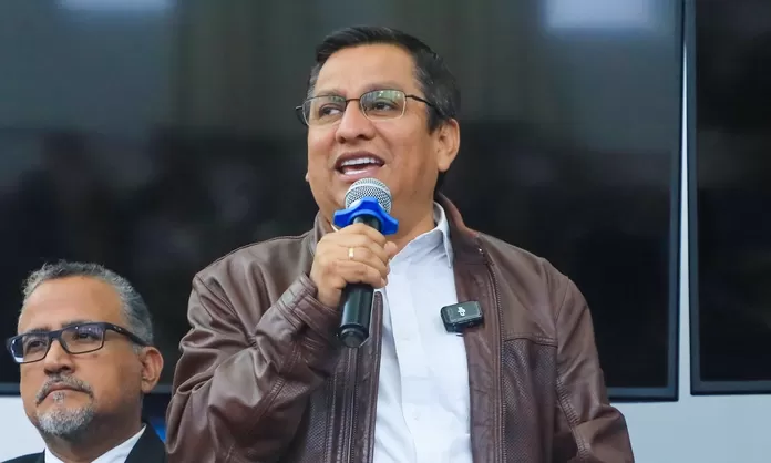 César Vásquez oficializa su renuncia al Ministerio de Salud