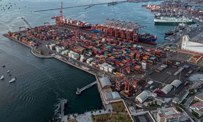 Puerto del Callao reabre tras incidente con 50 contenedores