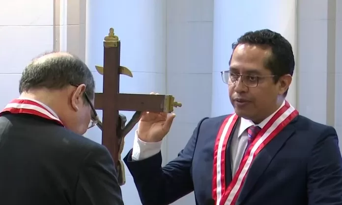 Roberto Burneo juró como presidente del JNE