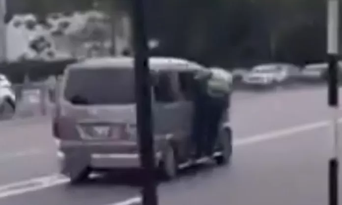 San Isidro: Colectivero trató de huir con policía colgado