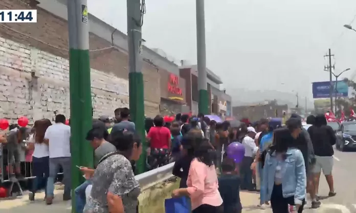 San Juan de Lurigancho: Reportan largas colas para ingresar a nuevo centro comercial