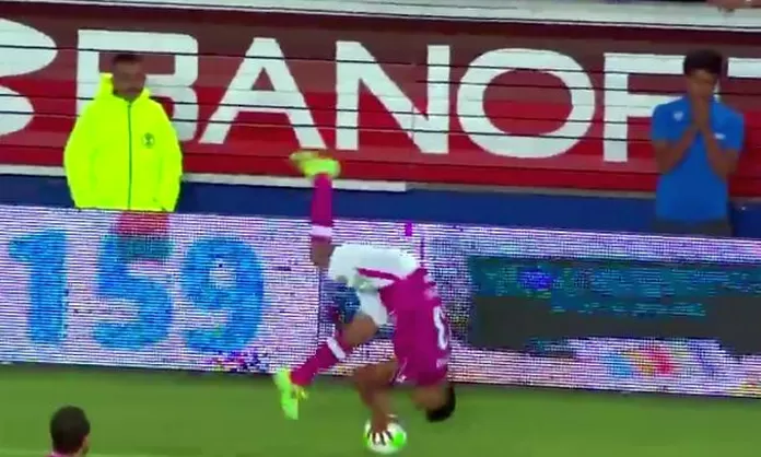 Espectacular saque lateral con acrobacia en el fútbol mexicano