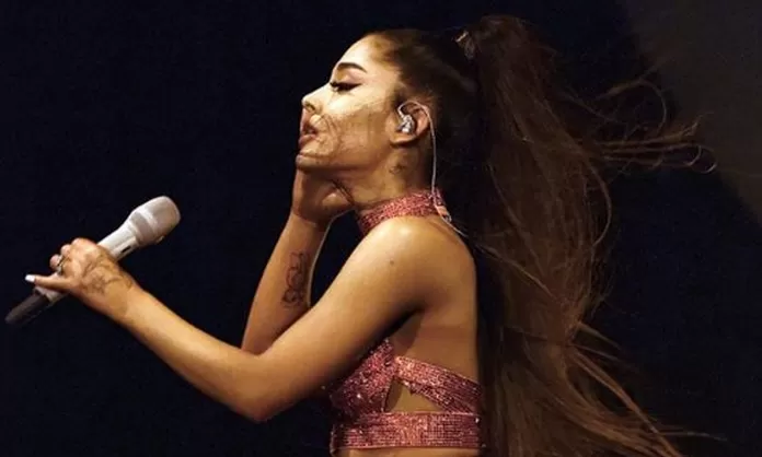 Ariana Grande: el incómodo momento en el que le lanzan un limón a la ...