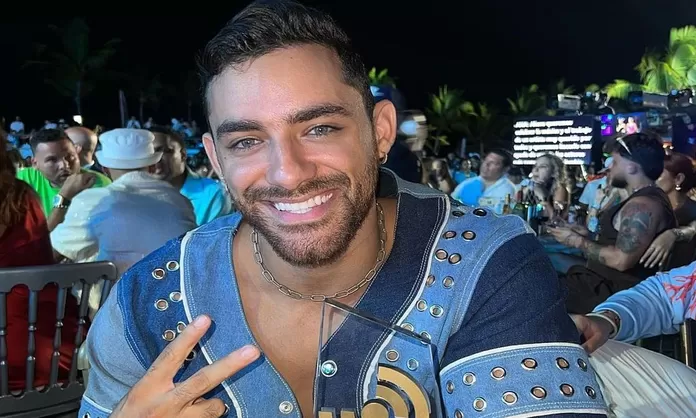 Austin Palao y el preciso momento en que recibe galardón en los Premios ...