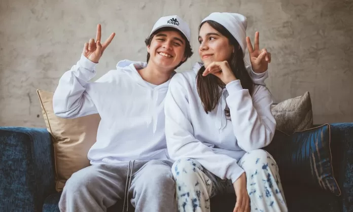 Brando Gallesi y su hermana presentan su nueva canción