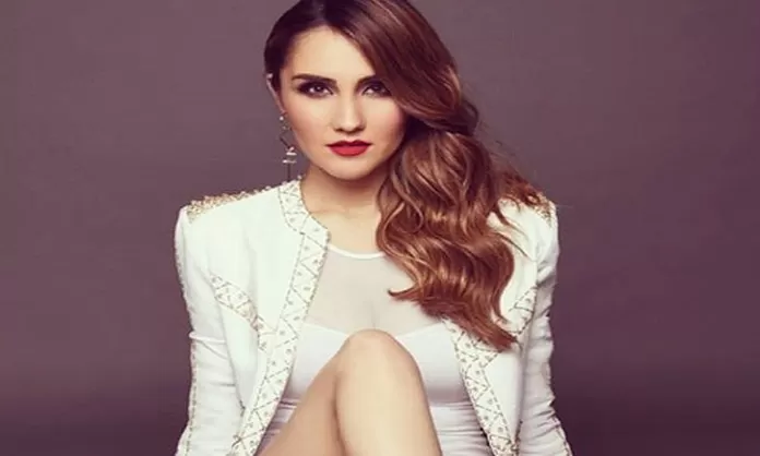 Dulce María confirma romance con director Paco Álvarez