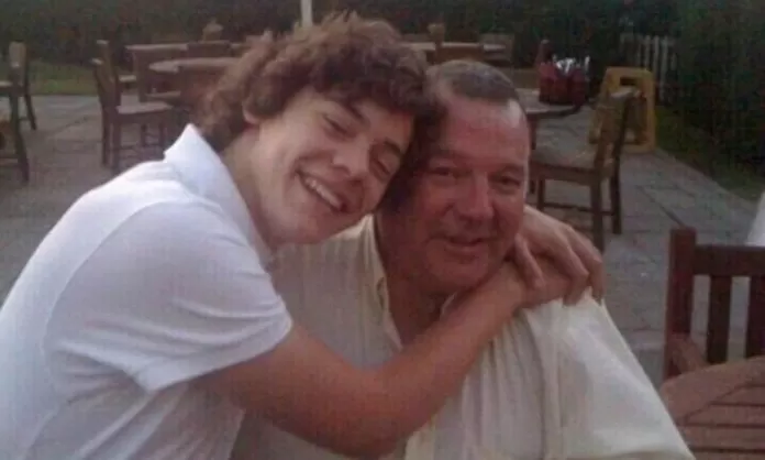 Harry Styles desconsolado tras muerte de su padrastro Robin Twist