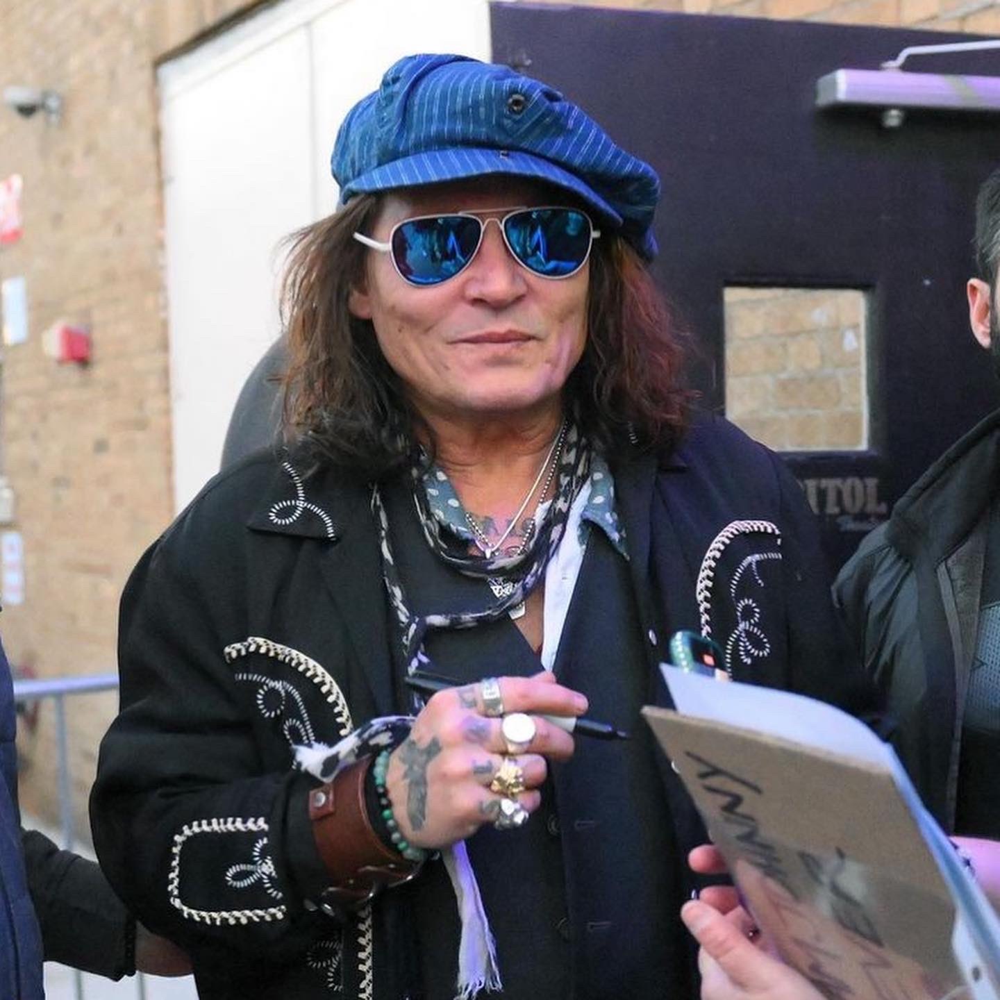 Johnny Depp luce irreconocible con nuevo look tras quitarse barba y ...