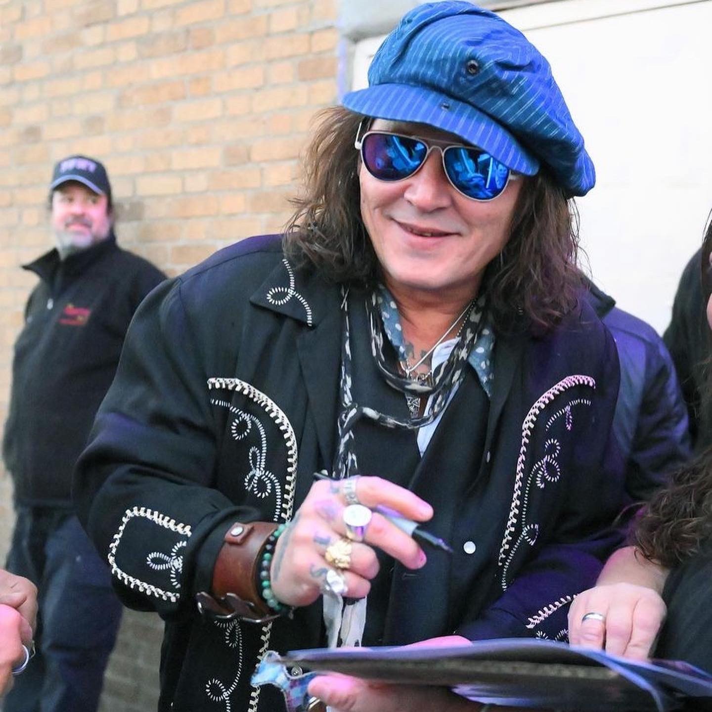 Johnny Depp luce irreconocible con nuevo look tras quitarse barba y ...