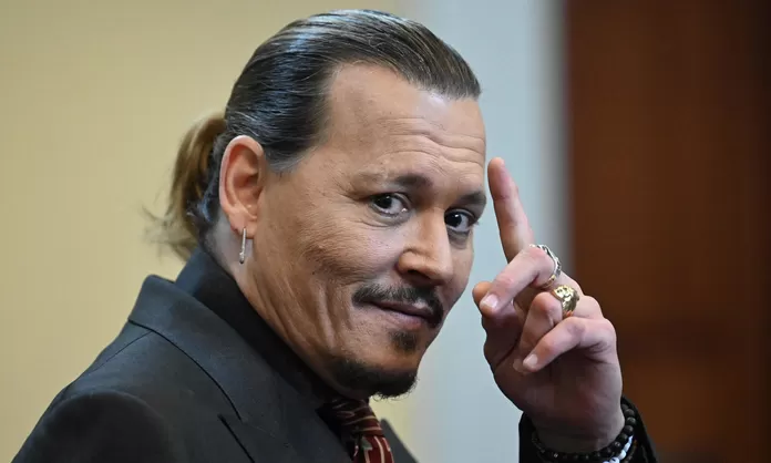 Johnny Depp luce irreconocible con nuevo look tras quitarse barba y bigote