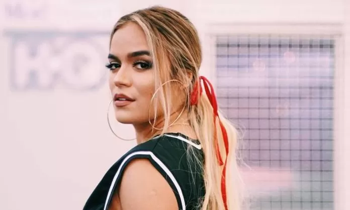 Karol G enciende las redes con sensual baile en bikini