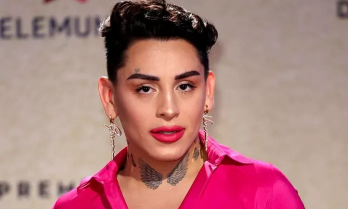 Kunno asistió a premiación vestido con extravagante traje de Carolina ...