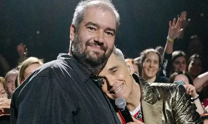 Robbie Williams se reencontró con el mismo fan 20 años después en un ...