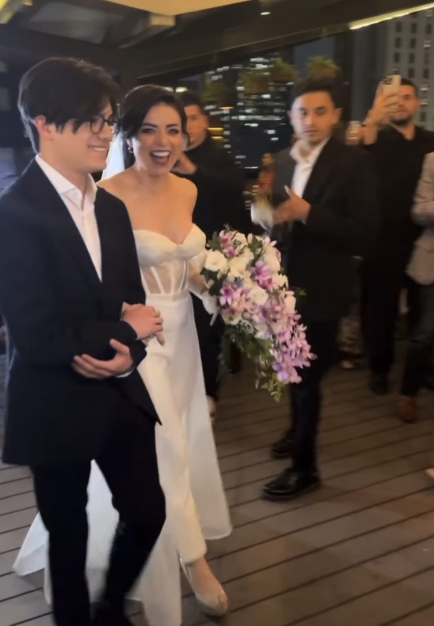 Violeta Isfel: Las imágenes de su emotiva boda civil con Raúl Bernal ...