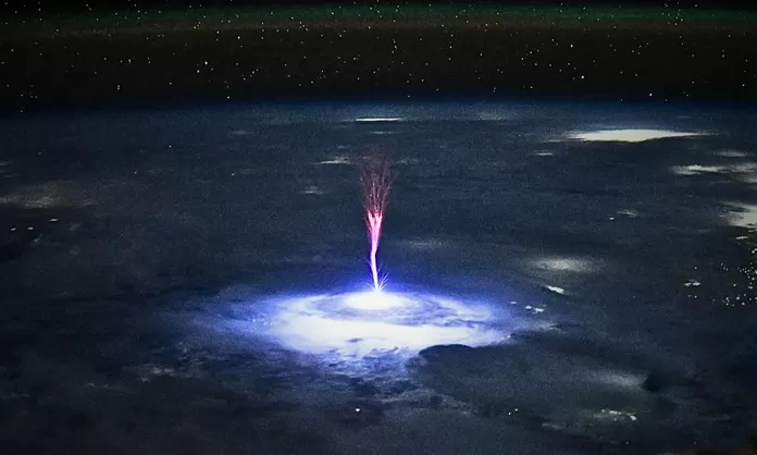 NASA registra extraño “duende rojo” desde estación espacial