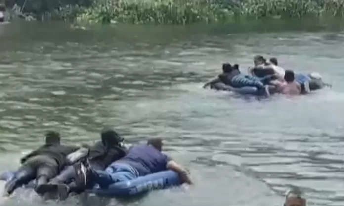 Migrantes arriesgan sus vidas al cruzar río Bravo de la frontera entre ...