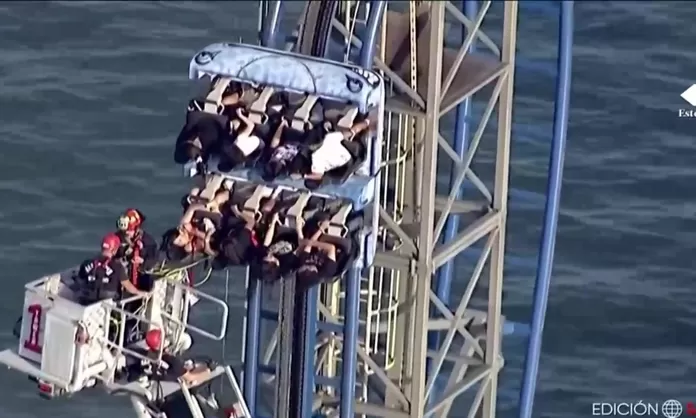 Ocho personas atrapadas en montaña rusa en Texas