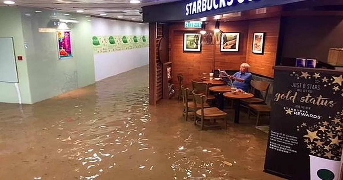Facebook: hombre sentado en local inundado de Starbucks se convierte en meme | America Noticias
