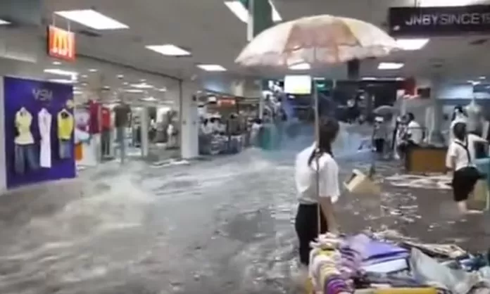 YouTube: así se inunda un centro comercial en China por intensas ...