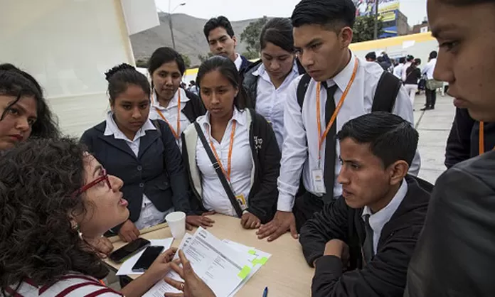 ¿Cómo acceder a becas de estudio gratuitas y a un puesto de trabajo?