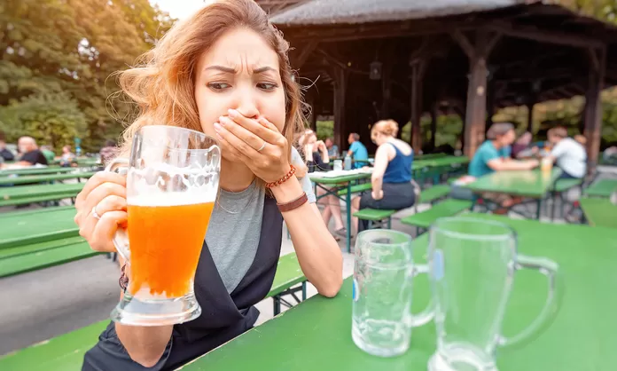 Cómo servir y tomar cerveza para que no hinche