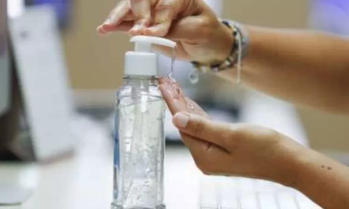 Covid-19: ¿Aplicarse alcohol es un método para sentirse seguro?