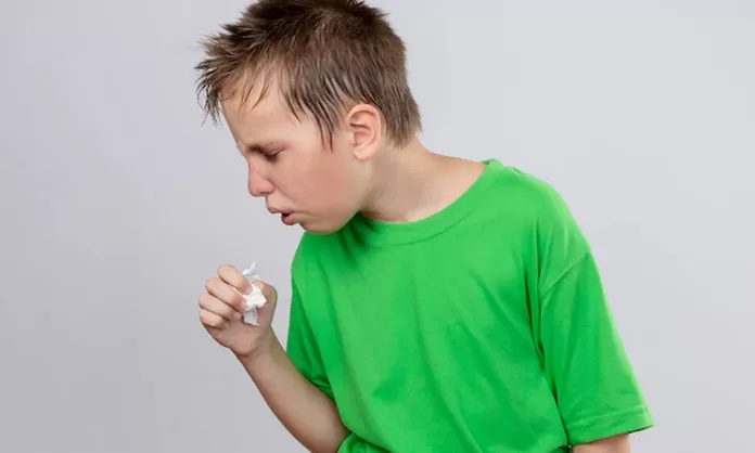 ¿Por qué tu hijo tiene tos persistente y cuándo te debes preocupar?
