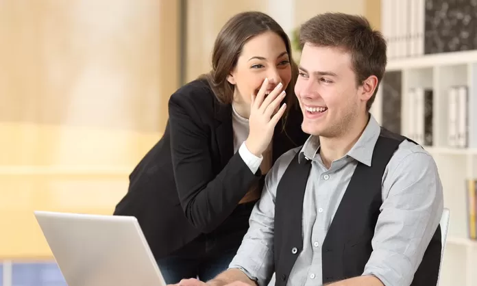 Ser chismoso en el trabajo es causal de despido